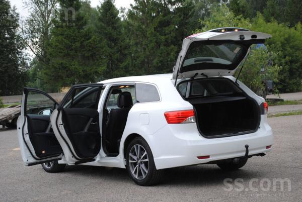 White Toyota Avensis 2014 in Riga, with an engine capacity of 2.00 L and mileage of 247 thousand km for 5990 €, photo 9 on AUTOMOTO.COM.LV