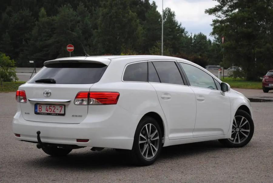 Balts Toyota Avensis 2014 Rīga, ar dzinēja tilpumu 2.00 L un nobraukumu 247 tūkst. km par 5990 €, foto 3 vietnē AUTOMOTO.COM.LV