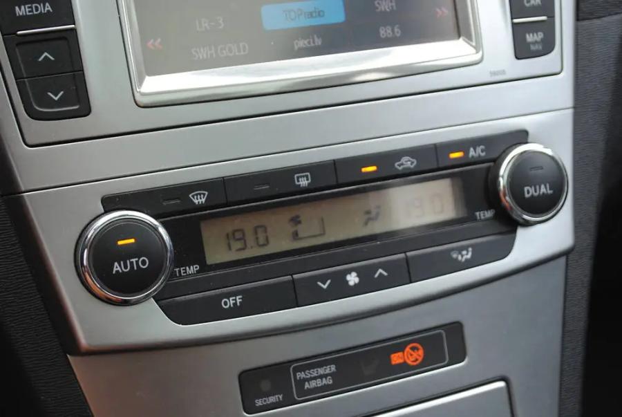 Balts Toyota Avensis 2014 Rīga, ar dzinēja tilpumu 2.00 L un nobraukumu 247 tūkst. km par 5990 €, foto 24 vietnē AUTOMOTO.COM.LV