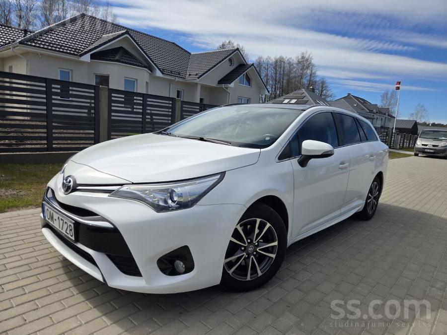Белый Тойота Авенсис 2015 в Рига, объемом двигателя 1.60 л и пробегом 176 тыс. км за 8200 €, фото 1 на AUTOMOTO.COM.LV