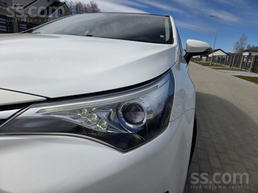 Белый Тойота Авенсис 2015 в Рига, объемом двигателя 1.60 л и пробегом 176 тыс. км за 8200 €, фото 4 на AUTOMOTO.COM.LV