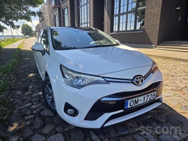 Белый Тойота Авенсис 2015 в Рига, объемом двигателя 1.60 л и пробегом 176 тыс. км за 8190 €, фото 1 на AUTOMOTO.COM.LV