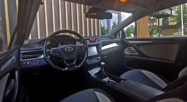 Balts Toyota Avensis 2015 Rīga, ar dzinēja tilpumu 2.00 L un nobraukumu 169 tūkst. km par 10900 €, foto 2 vietnē AUTOMOTO.COM.LV