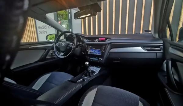 White Toyota Avensis 2015 in Riga, with an engine capacity of 2.00 L and mileage of 169 thousand km for 10900 €, photo 3 on AUTOMOTO.COM.LV