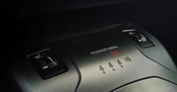 White Toyota Avensis 2015 in Riga, with an engine capacity of 2.00 L and mileage of 169 thousand km for 10900 €, photo 10 on AUTOMOTO.COM.LV