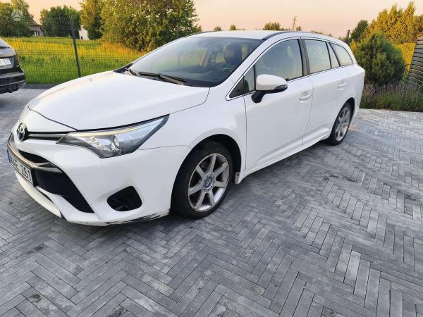 Белый Тойота Авенсис 2015 в Вильнюс, объемом двигателя 1.60 л и пробегом 372 тыс. км за 5250 €, фото 1 на AUTOMOTO.COM.LV