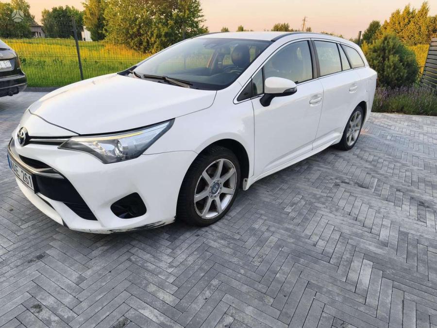 Balts Toyota Avensis 2015 Viļņa, ar dzinēja tilpumu 1.60 L un nobraukumu 372 tūkst. km par 5250 €, foto 1 vietnē AUTOMOTO.COM.LV