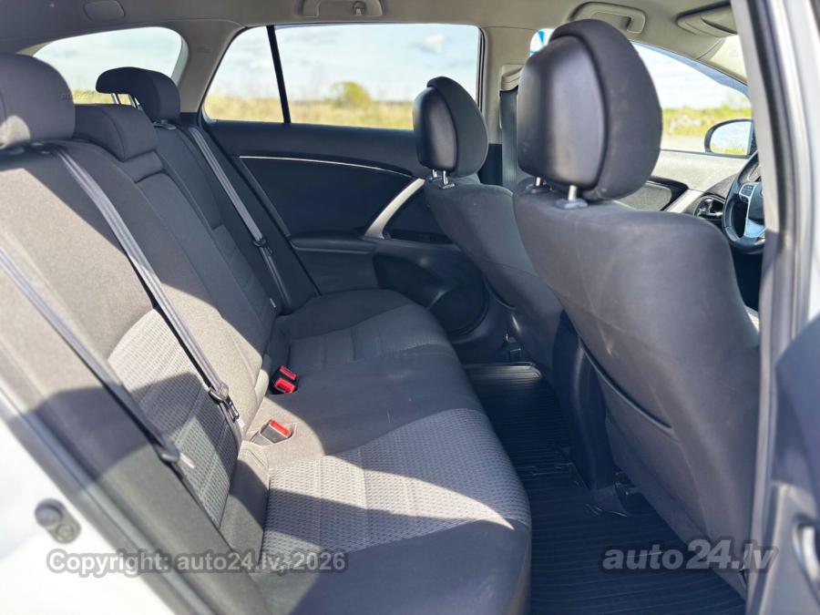 White Toyota Avensis 2015 in Tartu, with an engine capacity of 2.00 L and mileage of 207 thousand km for 7499 €, photo 22 on AUTOMOTO.COM.LV