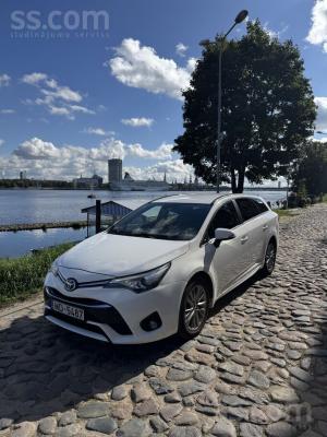 Balts Toyota Avensis 2015 Rīga, ar dzinēja tilpumu 2.00 L un nobraukumu 336 tūkst. km par 7850 €, foto  vietnē AUTOMOTO.COM.LV