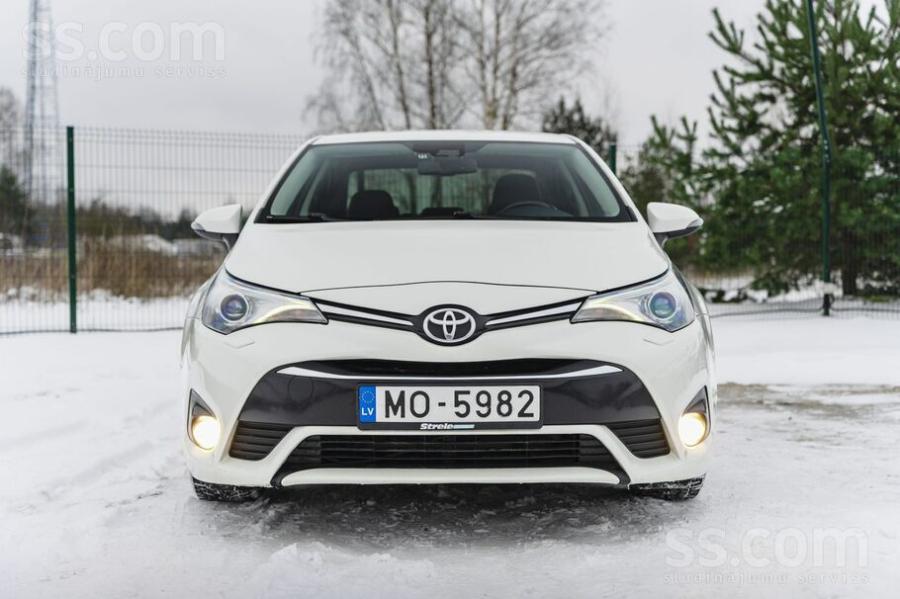 White Toyota Avensis 2016 in Riga, with an engine capacity of 2.00 L and mileage of 350 thousand km for 9490 €, photo 2 on AUTOMOTO.COM.LV
