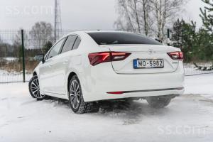 White Toyota Avensis 2016 in Riga, with an engine capacity of 2.00 L and mileage of 350 thousand km for 9490 €, photo 4 on AUTOMOTO.COM.LV