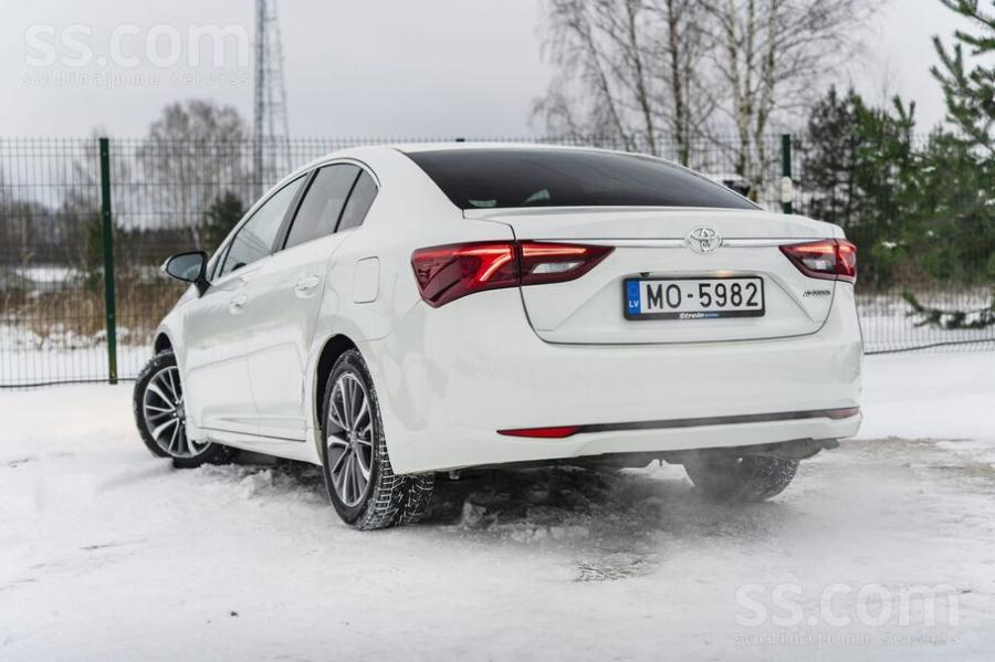 White Toyota Avensis 2016 in Riga, with an engine capacity of 2.00 L and mileage of 350 thousand km for 9490 €, photo 4 on AUTOMOTO.COM.LV