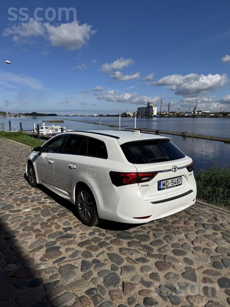 White Toyota Avensis 2016 in Riga, with an engine capacity of 2.00 L and mileage of 336 thousand km for 7840 €, photo 5 on AUTOMOTO.COM.LV