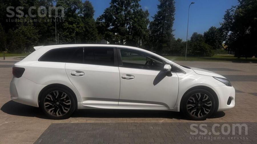 White Toyota Avensis 2017 in Jekabpils, with an engine capacity of 2.00 L and mileage of 214 thousand km for 10000 €, photo 2 on AUTOMOTO.COM.LV