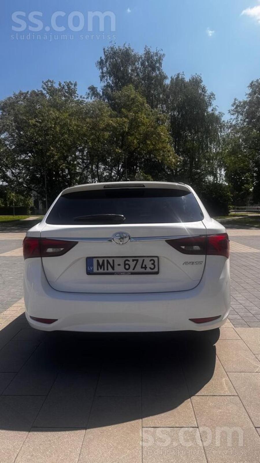 White Toyota Avensis 2017 in Jekabpils, with an engine capacity of 2.00 L and mileage of 214 thousand km for 10000 €, photo 5 on AUTOMOTO.COM.LV
