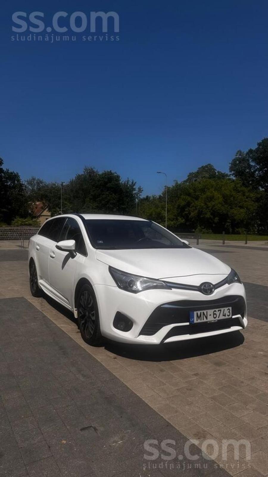 White Toyota Avensis 2017 in Jekabpils, with an engine capacity of 2.00 L and mileage of 214 thousand km for 10000 €, photo 9 on AUTOMOTO.COM.LV