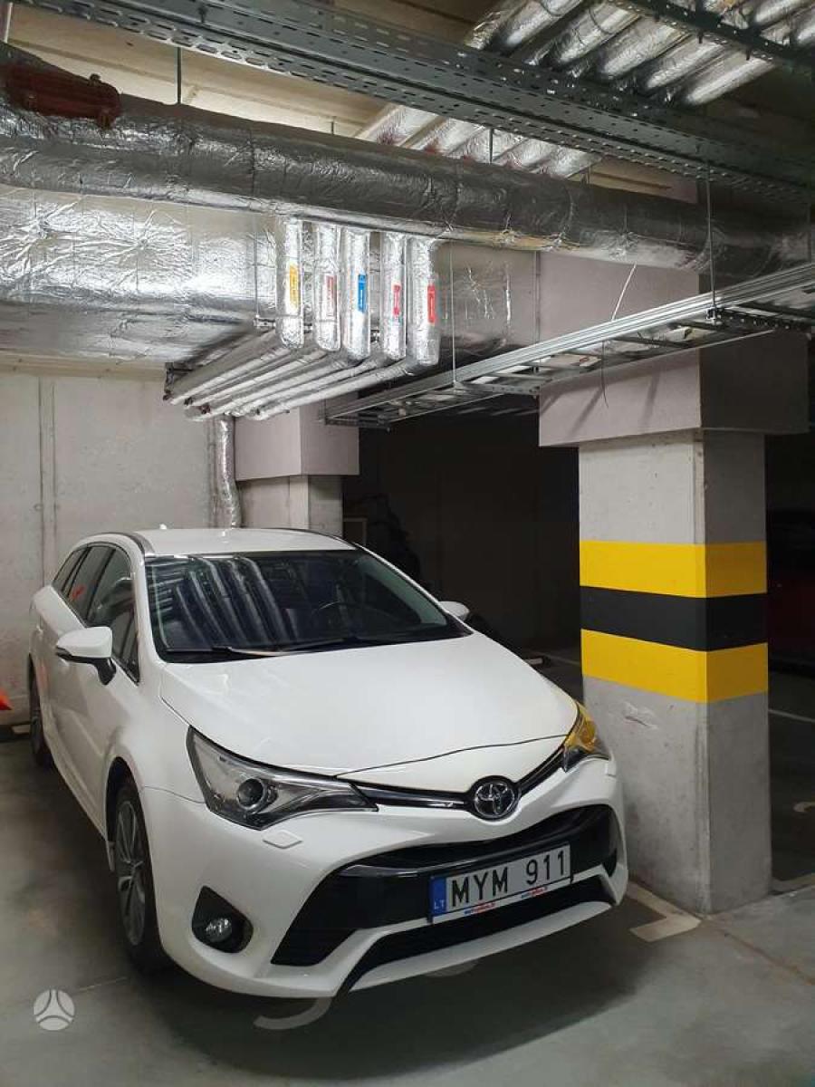 White Toyota Avensis 2017 in Vilnius, with an engine capacity of 1.80 L and mileage of 186 thousand km for 11500 €, photo 1 on AUTOMOTO.COM.LV