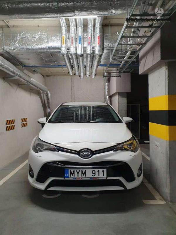 White Toyota Avensis 2017 in Vilnius, with an engine capacity of 1.80 L and mileage of 186 thousand km for 11500 €, photo 3 on AUTOMOTO.COM.LV