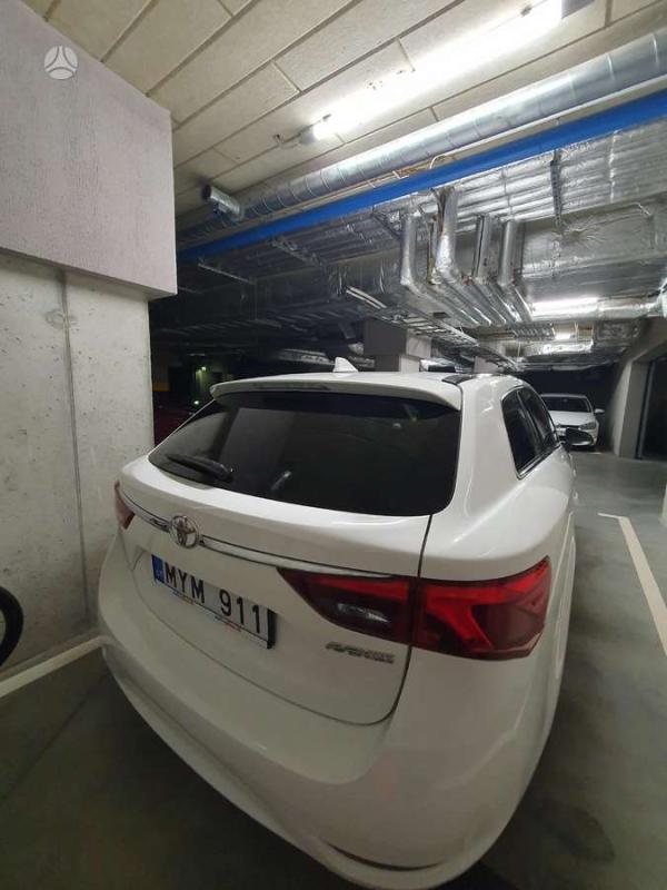 White Toyota Avensis 2017 in Vilnius, with an engine capacity of 1.80 L and mileage of 186 thousand km for 11500 €, photo 6 on AUTOMOTO.COM.LV
