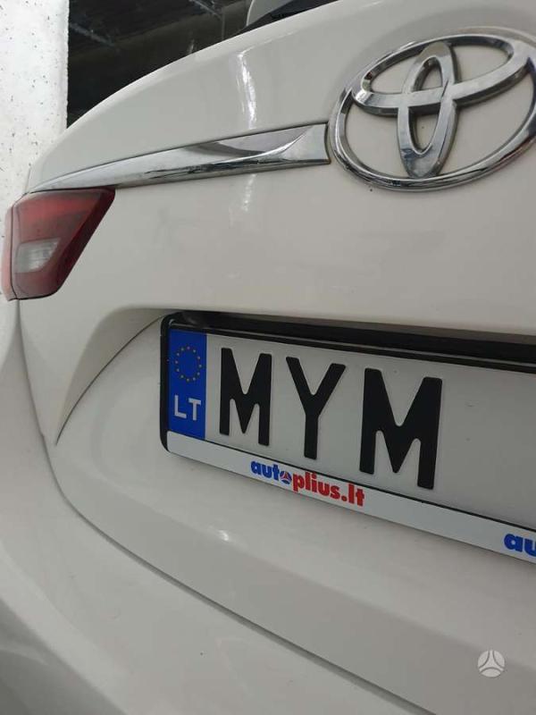 White Toyota Avensis 2017 in Vilnius, with an engine capacity of 1.80 L and mileage of 186 thousand km for 11500 €, photo 7 on AUTOMOTO.COM.LV