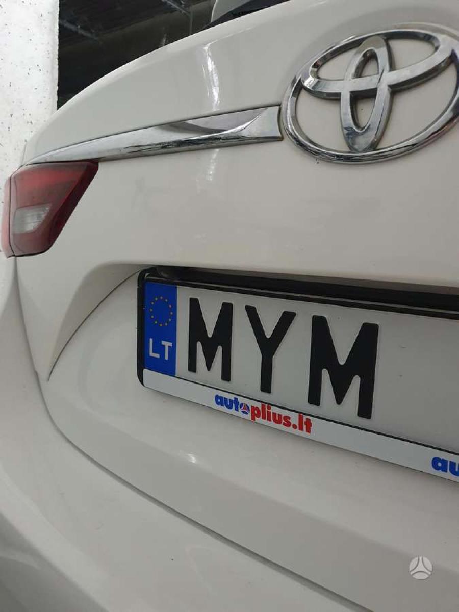 White Toyota Avensis 2017 in Vilnius, with an engine capacity of 1.80 L and mileage of 186 thousand km for 11500 €, photo 7 on AUTOMOTO.COM.LV