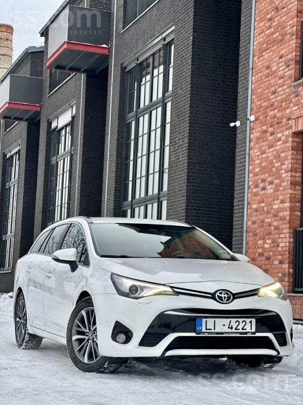White Toyota Avensis 2017 in Riga, with an engine capacity of 2.00 L and mileage of 226 thousand km for 10250 €, photo 1 on AUTOMOTO.COM.LV