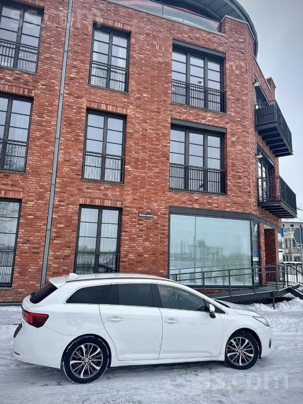White Toyota Avensis 2017 in Riga, with an engine capacity of 2.00 L and mileage of 226 thousand km for 10250 €, photo 2 on AUTOMOTO.COM.LV