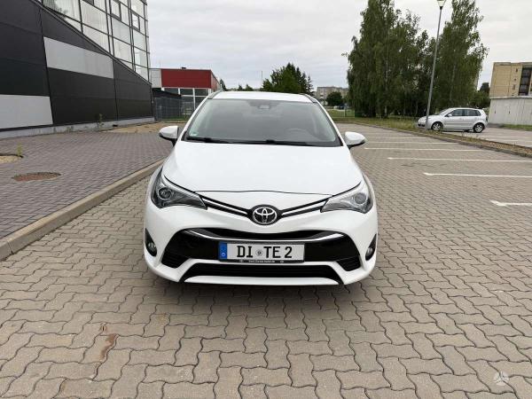 White Toyota Avensis 2017 in Panevezys, with an engine capacity of 2.00 L and mileage of 238 thousand km for 7500 €, photo 2 on AUTOMOTO.COM.LV