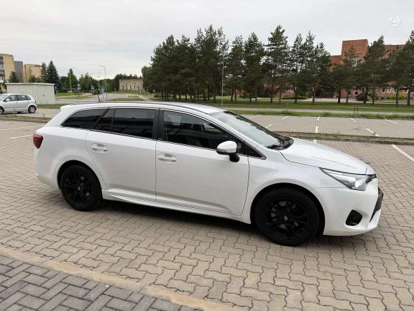 White Toyota Avensis 2017 in Panevezys, with an engine capacity of 2.00 L and mileage of 238 thousand km for 7500 €, photo 7 on AUTOMOTO.COM.LV
