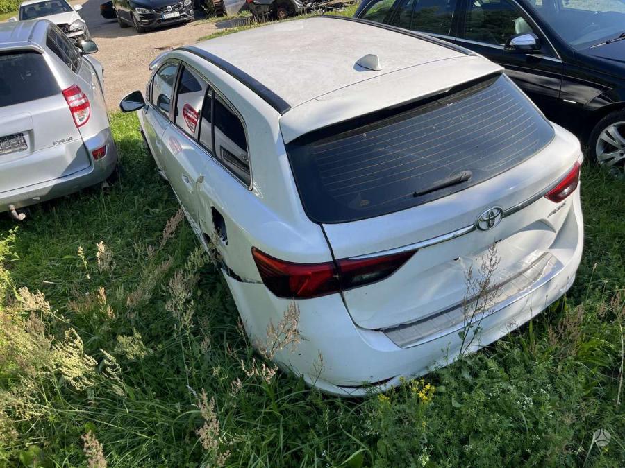 White Toyota Avensis 2017 in Trakai, with an engine capacity of 1.80 L and mileage of 185 thousand km for 2950 €, photo 1 on AUTOMOTO.COM.LV