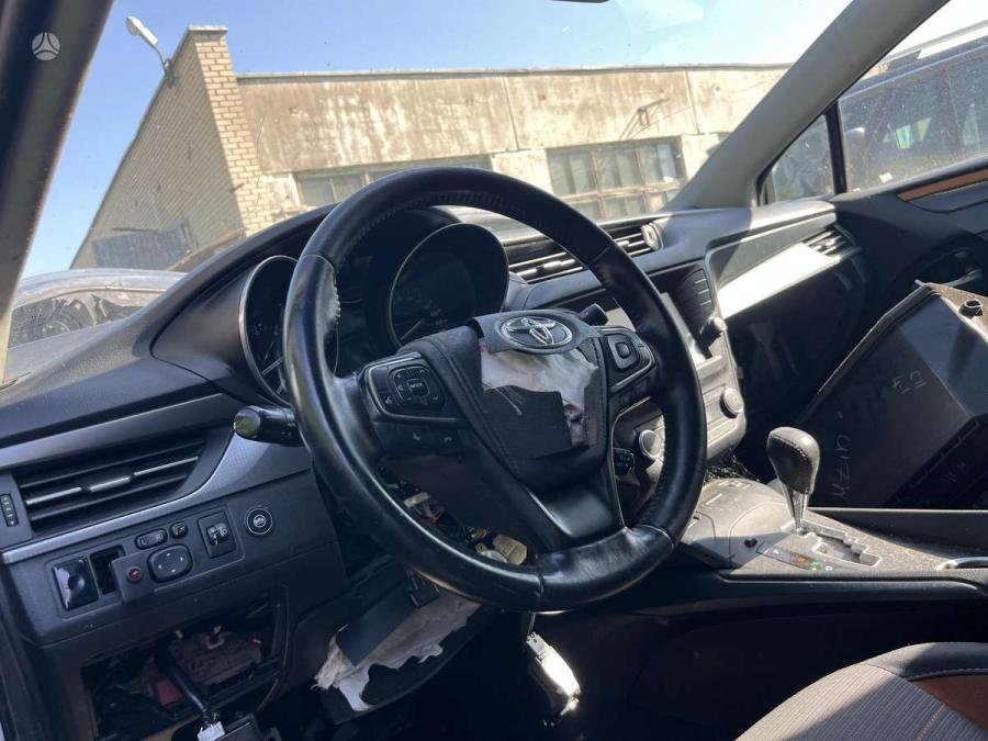 White Toyota Avensis 2017 in Trakai, with an engine capacity of 1.80 L and mileage of 185 thousand km for 2950 €, photo 3 on AUTOMOTO.COM.LV