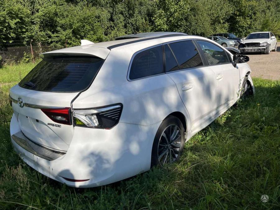 White Toyota Avensis 2017 in Trakai, with an engine capacity of 1.80 L and mileage of 185 thousand km for 2950 €, photo 4 on AUTOMOTO.COM.LV