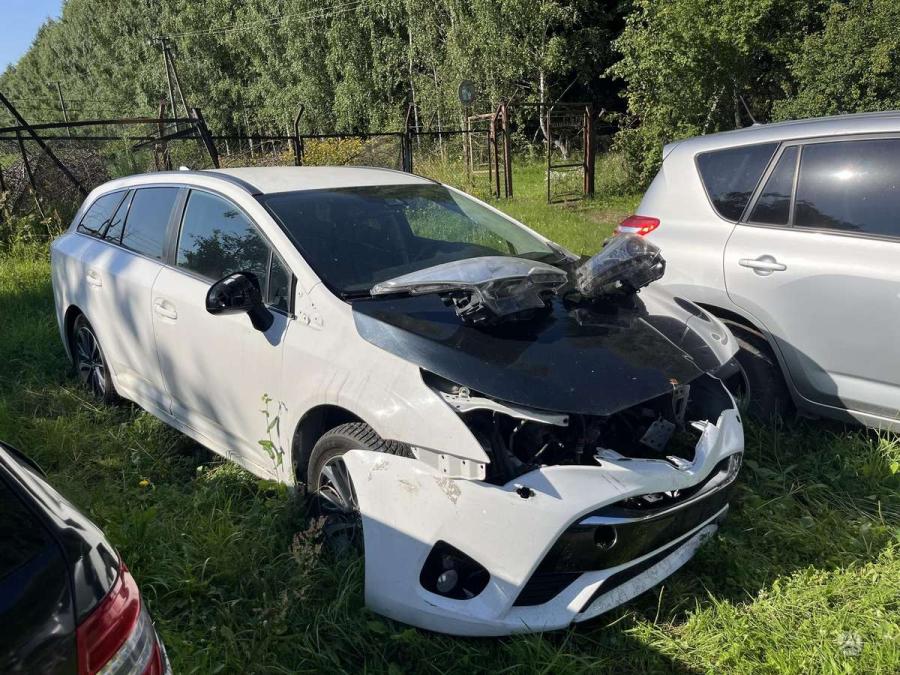 White Toyota Avensis 2017 in Trakai, with an engine capacity of 1.80 L and mileage of 185 thousand km for 2950 €, photo 5 on AUTOMOTO.COM.LV