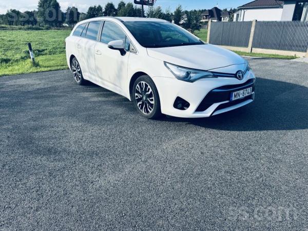 White Toyota Avensis 2017 in Riga, with an engine capacity of 2.00 L and mileage of 222 thousand km for 8900 €, photo 5 on AUTOMOTO.COM.LV