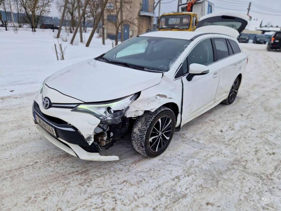 White Toyota Avensis 2018 in Kaunas, with an engine capacity of 1.80 L and mileage of 75 thousand km for 8650 €, photo 2 on AUTOMOTO.COM.LV