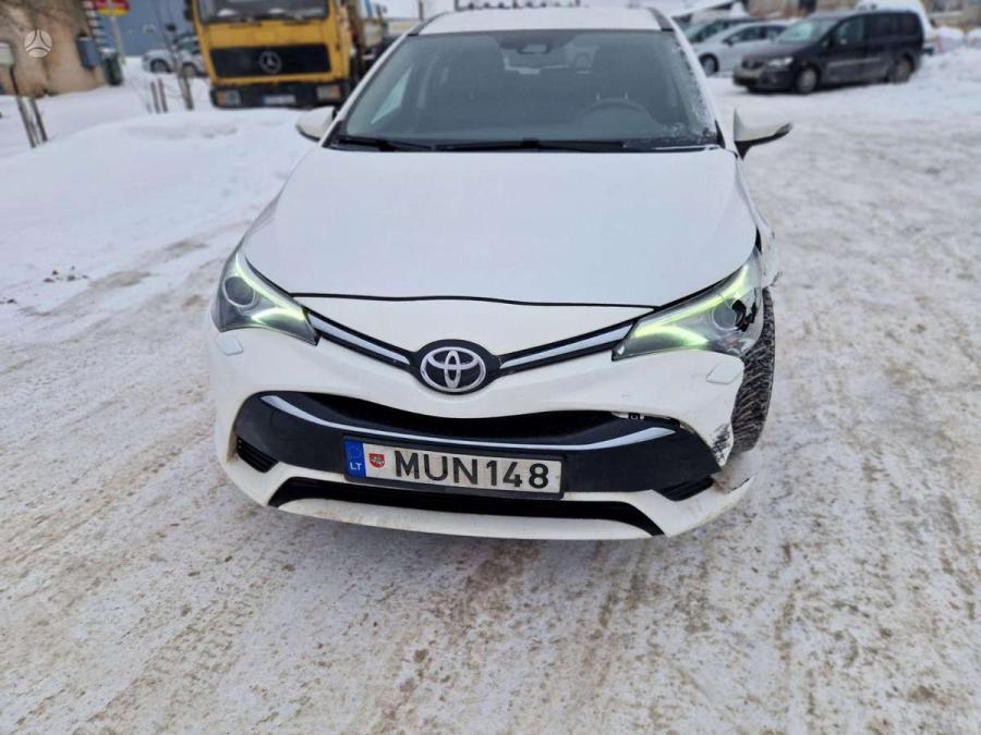 White Toyota Avensis 2018 in Kaunas, with an engine capacity of 1.80 L and mileage of 75 thousand km for 8650 €, photo 3 on AUTOMOTO.COM.LV