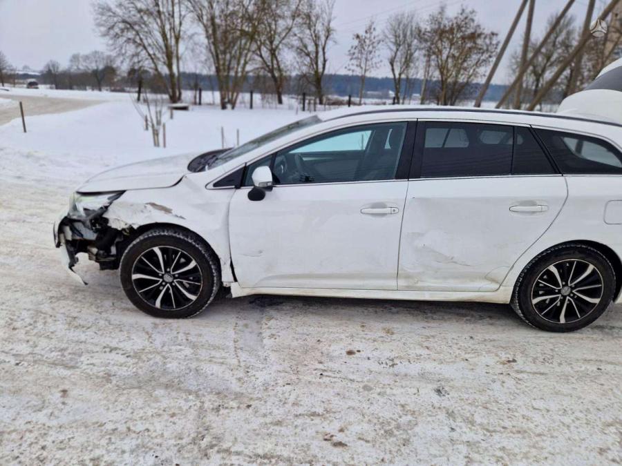 White Toyota Avensis 2018 in Kaunas, with an engine capacity of 1.80 L and mileage of 75 thousand km for 8650 €, photo 6 on AUTOMOTO.COM.LV