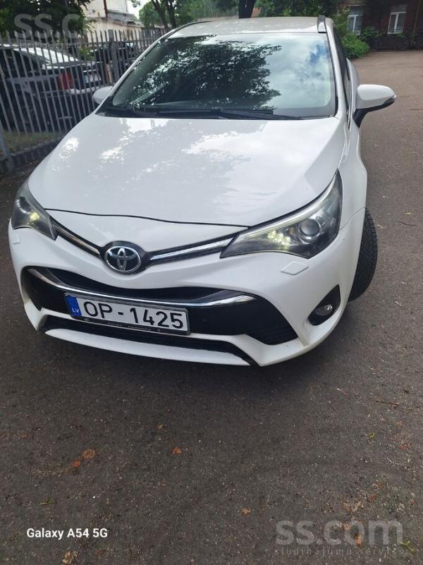 Белый Тойота Авенсис 2018 в Рига, объемом двигателя 1.80 л и пробегом 325 тыс. км за 7700 €, фото 1 на AUTOMOTO.COM.LV
