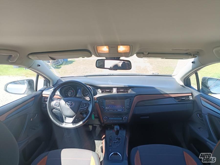White Toyota Avensis 2019 in Siauliai, with an engine capacity of 1.80 L and mileage of 278 thousand km for 7450 €, photo 10 on AUTOMOTO.COM.LV