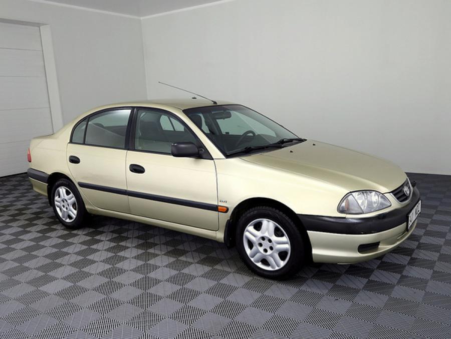 Желтый Тойота Авенсис 2003 в Таллин, объемом двигателя 1.60 л и пробегом 247 тыс. км за 1299 €, фото 1 на AUTOMOTO.COM.LV