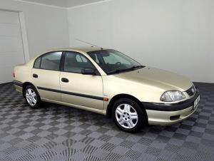 Dzeltens Toyota Avensis 2003 Tallina, ar dzinēja tilpumu 1.60 L un nobraukumu 247 tūkst. km par 1299 €, foto  vietnē AUTOMOTO.COM.LV