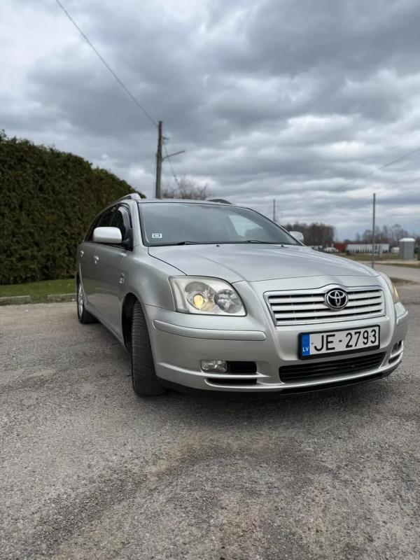 Yellow Toyota Avensis 2005 in Riga, with an engine capacity of 2.00 L and mileage of 305 thousand km for 1800 €, photo 1 on AUTOMOTO.COM.LV