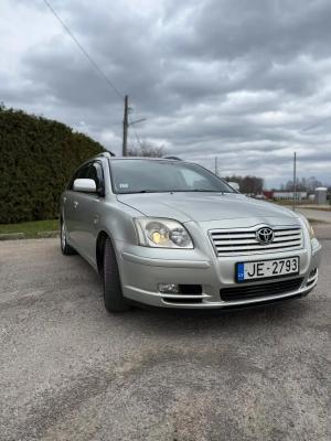 Dzeltens Toyota Avensis 2005 Rīga, ar dzinēja tilpumu 2.00 L un nobraukumu 305 tūkst. km par 1800 €, foto  vietnē AUTOMOTO.COM.LV