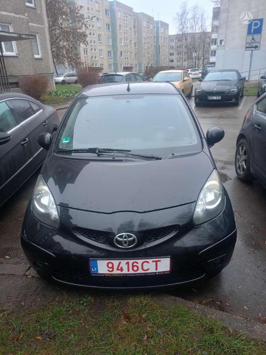 Melns Toyota Aygo 2006 Kauņa, ar dzinēja tilpumu 1.00 L un nobraukumu 147 tūkst. km par 1999 €, foto 2 vietnē AUTOMOTO.COM.LV