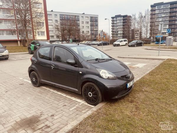 Black Toyota Aygo 2006 in Klaipeda, with an engine capacity of 1.00 L and mileage of 211 thousand km for 1550 €, photo 1 on AUTOMOTO.COM.LV