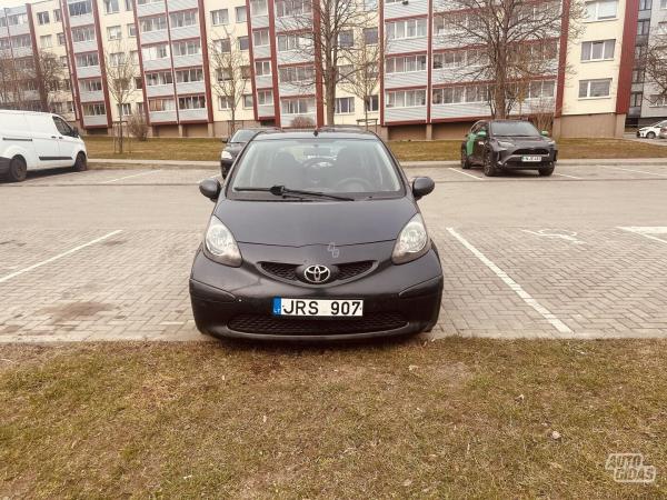 Black Toyota Aygo 2006 in Klaipeda, with an engine capacity of 1.00 L and mileage of 211 thousand km for 1550 €, photo 2 on AUTOMOTO.COM.LV