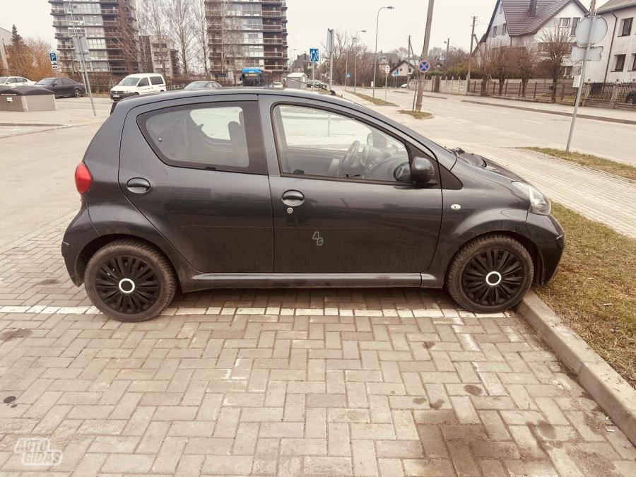 Black Toyota Aygo 2006 in Klaipeda, with an engine capacity of 1.00 L and mileage of 211 thousand km for 1550 €, photo 5 on AUTOMOTO.COM.LV