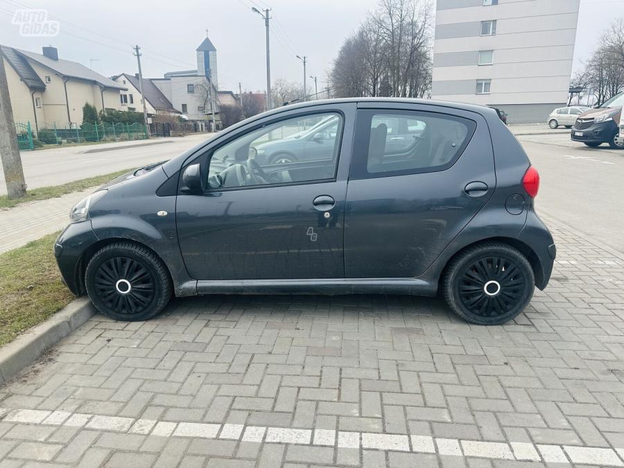 Black Toyota Aygo 2006 in Klaipeda, with an engine capacity of 1.00 L and mileage of 211 thousand km for 1550 €, photo 8 on AUTOMOTO.COM.LV