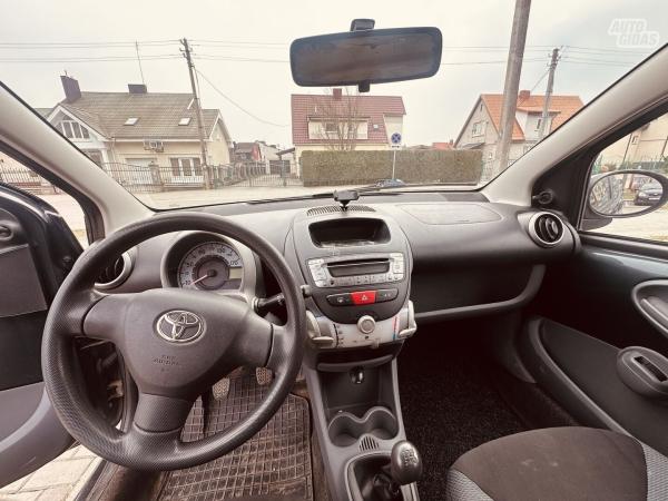 Black Toyota Aygo 2006 in Klaipeda, with an engine capacity of 1.00 L and mileage of 211 thousand km for 1550 €, photo 10 on AUTOMOTO.COM.LV