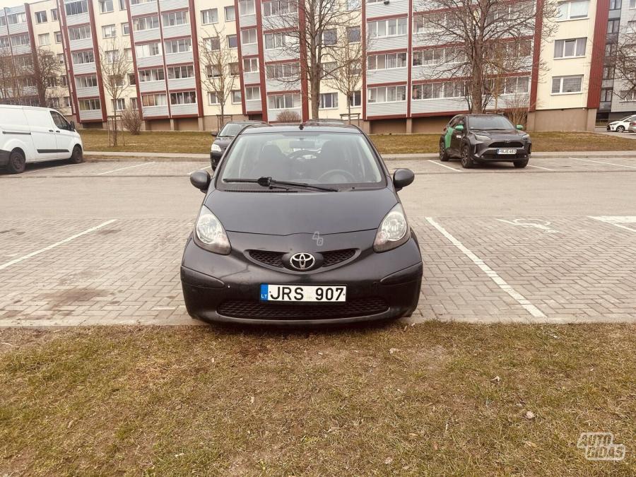 Melns Toyota Aygo 2006 Klaipėda, ar dzinēja tilpumu 1.00 L un nobraukumu 211 tūkst. km par 1550 €, foto 2 vietnē AUTOMOTO.COM.LV